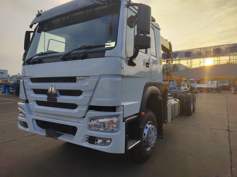 HOWO 6×4 crane truck with 10 ton telescopic crane